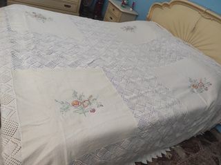 Coperta ad uncinetto con inserti in cotone 