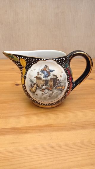 Brocca nera decorata