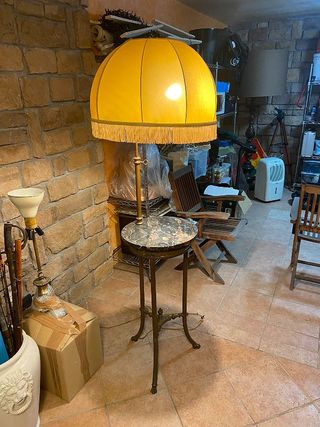 Lampada da terra con tavolino in marmo