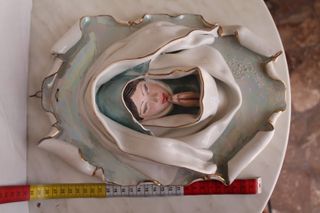 Madonna in porcellana dipinta a mano da parete