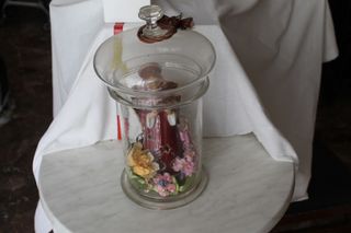 Vaso trasparente con angelo in ceramica 