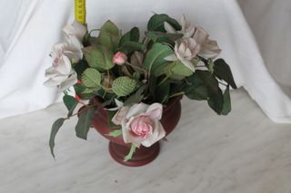 Vaso in ottone con fiori finti