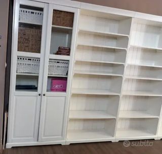 scaffalatura in legno con armadio vetrina 