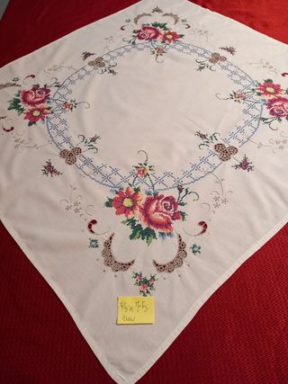 Tovaglietta da tè ricamata a punto croce 