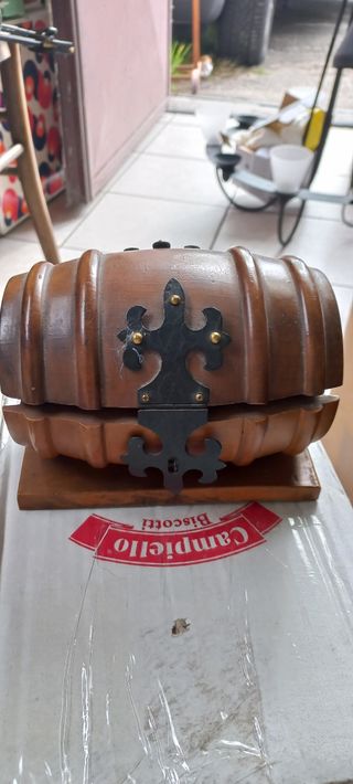 bellissimo scrigno a  barilotto in legno 