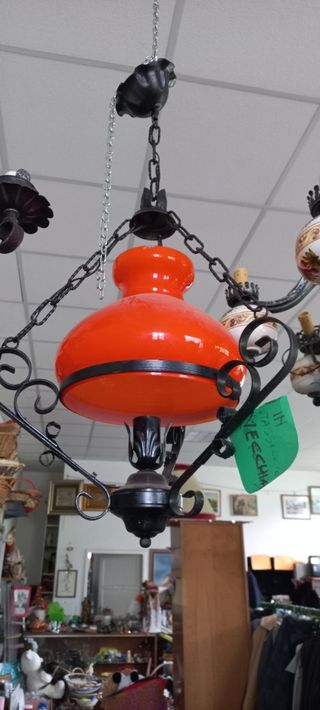 bel lampadario in vetro arancione e ferro battuto 