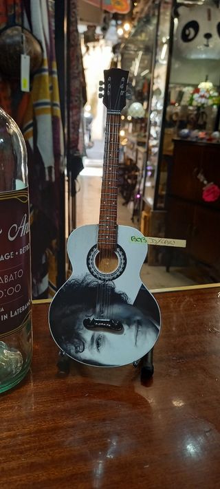 chitarra in legno miniatura celebrativa Bob Dylan