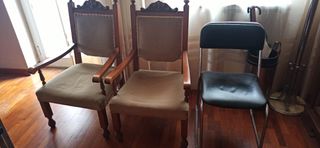 7 sedie imbottite e due poltrone con braccioli 