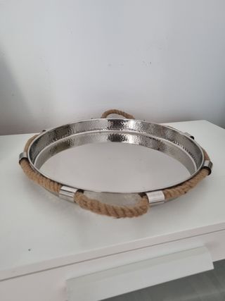 Vassoio in metallo lavorato con corda