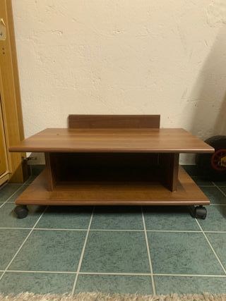 Mobile porta TV in legno con rotelle, due ripiani.
