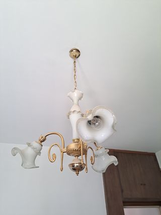 Lampadario vintage elegante in metallo e vetro 