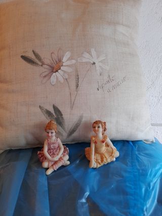 Cuscino arredo + 2 statuette ballerine