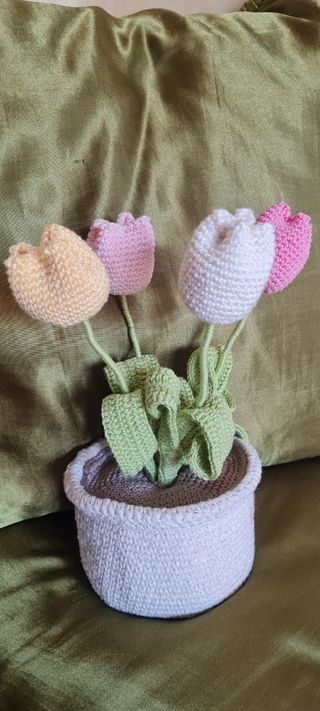 vaso con fiori ad uncinetto