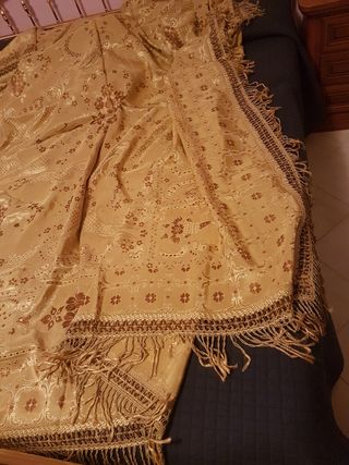 Copriletto antico tessuto damascato con frange