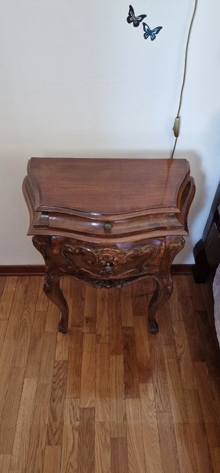Coppia di comodini in noce stile barocco Venmezian
