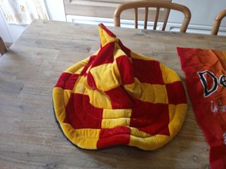 capello a cilindro più bandiera giallo e rosso Mes