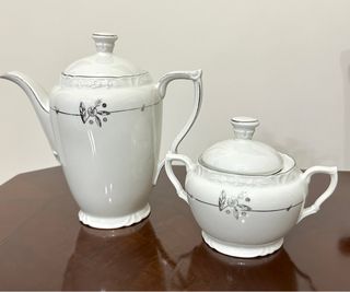 Caffettiera e zuccheriera in porcellana