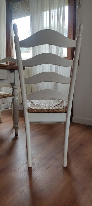 quattro sedie in legno