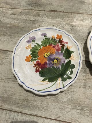 Piatti decorati a mano con fiori da parete
