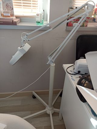lampada con lente di ingrandimento