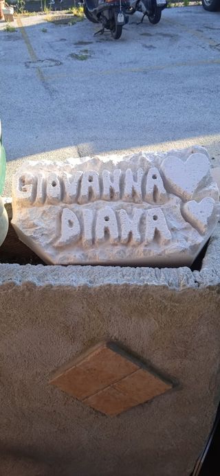 realizzo pietre scolpite a mano