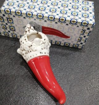 elemento decorativo corno di ceramica rosso bianco