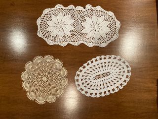 3 centrini realizzati a mano + 1 in regalo 