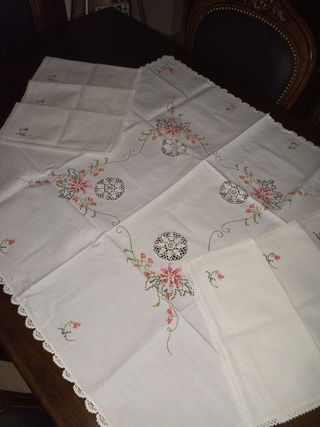 tovaglietta da thè +6 tovalioli ricamata a mano 