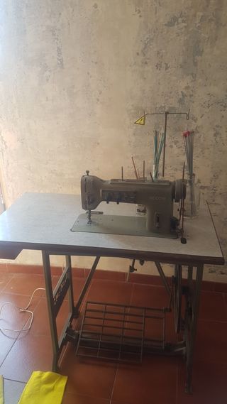 Macchina da cucire antica Necchi