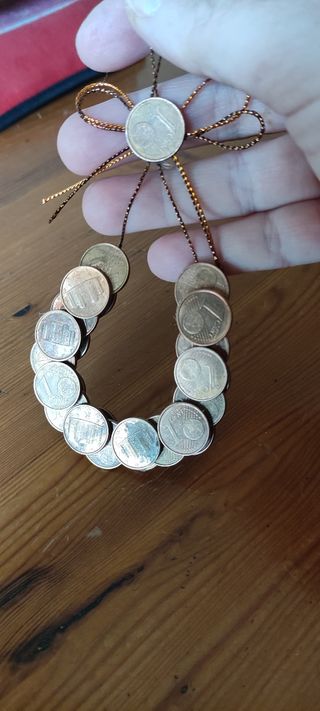 Ferro di cavallo fatto con monete di rame