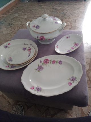 Zuppiera grande e piatti portata