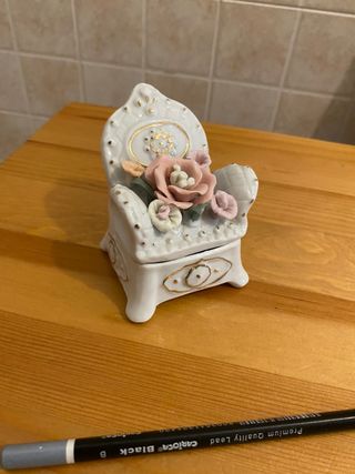 Soprammobile in Capodimonte porta anelli