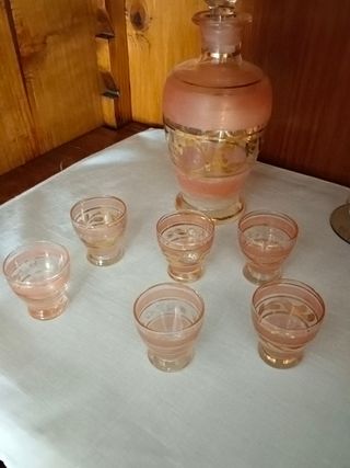 bicchierini e bottiglia