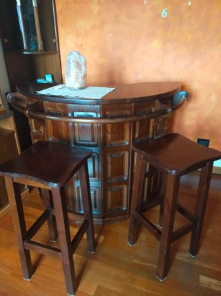 angolo bar con due sgabelli