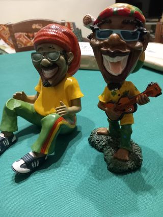 2 statuette resina.      4euro