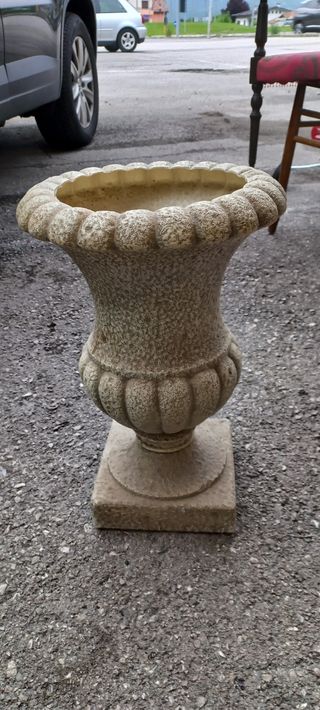 vaso portapiante finto sasso invece  plastica dura