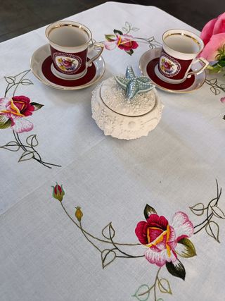 Tovaglia da tè ricamo punto pieno