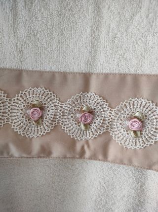 asciugamano spugna bagno cotone pizzo rose crema