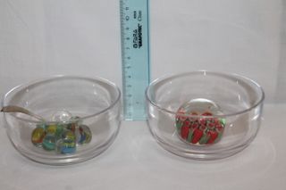 Ciotole vetro con biglie in vetro