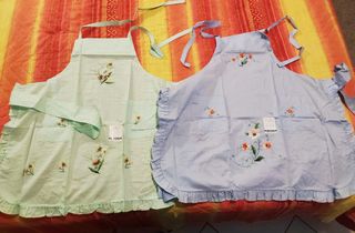 Grembiuli ricamati a mano