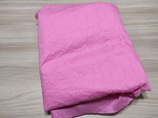 Stoffa rosa, poliestere, tipo fodera.