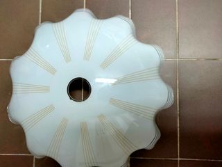 Piatto smerlato in vetro opalina, cm 41