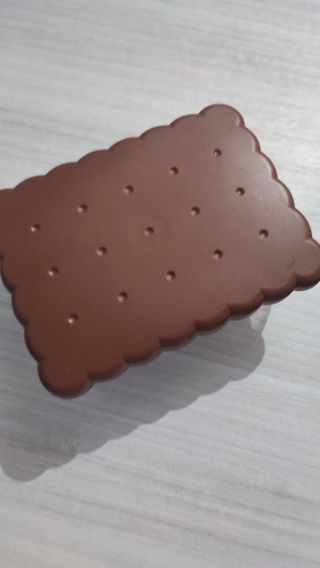 2 contenitori a forma di biscotto