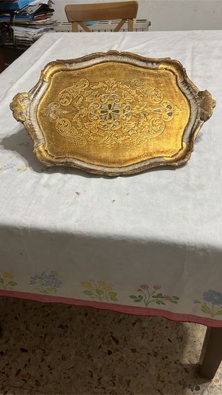 Vassoi di legno inciso e decorato