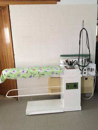 Tavolo da stiro aspirante con ferro da stiro