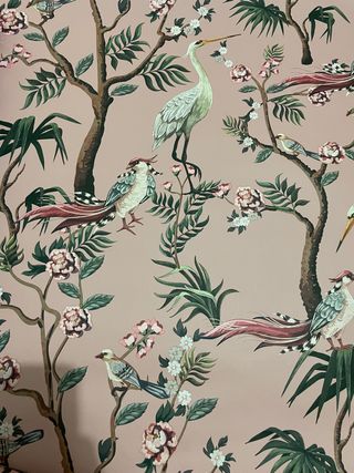 Carta da parati rosa con stampe 0,53x700