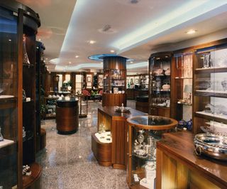 Arredamento per gioielleria in legno e marmo