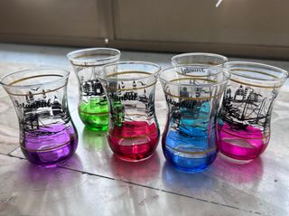 Set da 6 bicchieri di vetro colorati con piattini