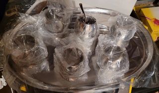 Set di tazzine nuove più vassoio