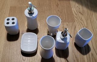 accessori bagno portasapone dispencer ecc.